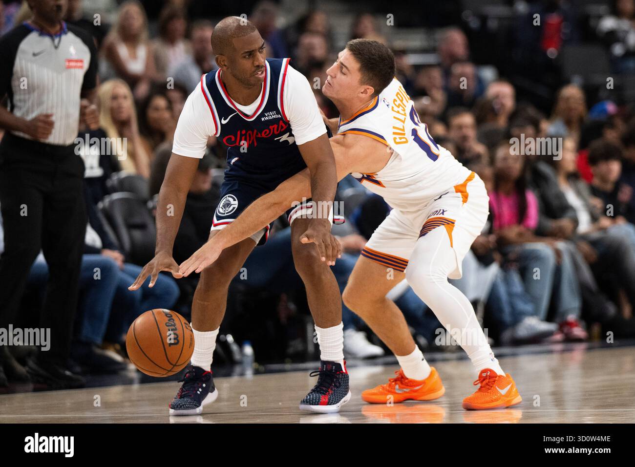 Phoenix Suns guard Collin Gillespie (12) defends Los Angeles Clippers ...