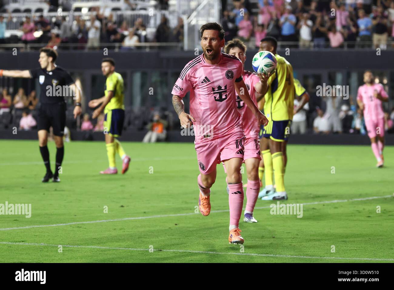FT. LAUDERDALE, FL - OCTOBER 24: Inter Miami forward Lionel Messi (10 ...