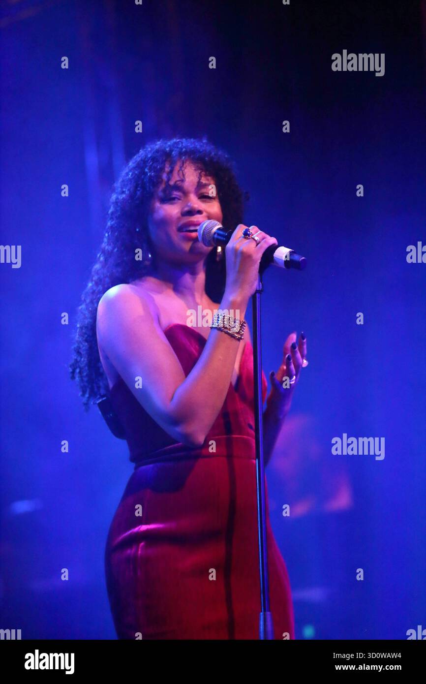 Angela Ricci von der Band The Brand New Heavies bei einem Konzert im ...