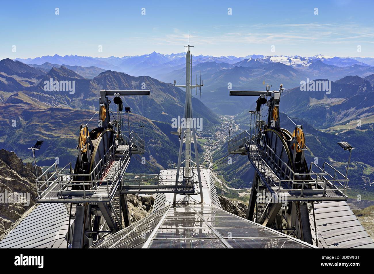 Pointe helbronner cablecar station hi-res stock photography and images ...