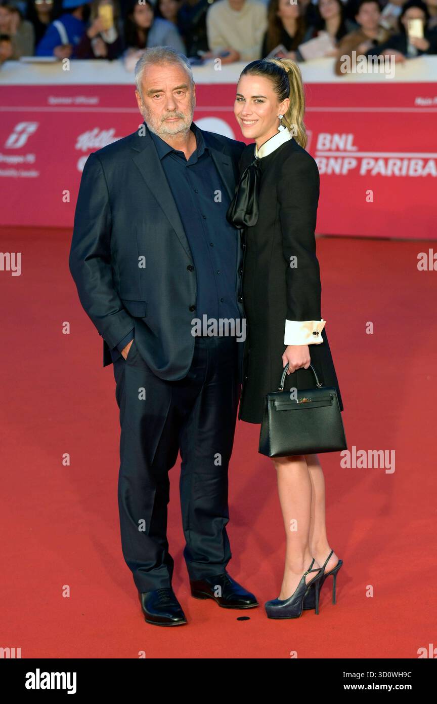 Luc Besson mit Partnerin Sarah Saldmann bei der Premiere des Kinofilms ...