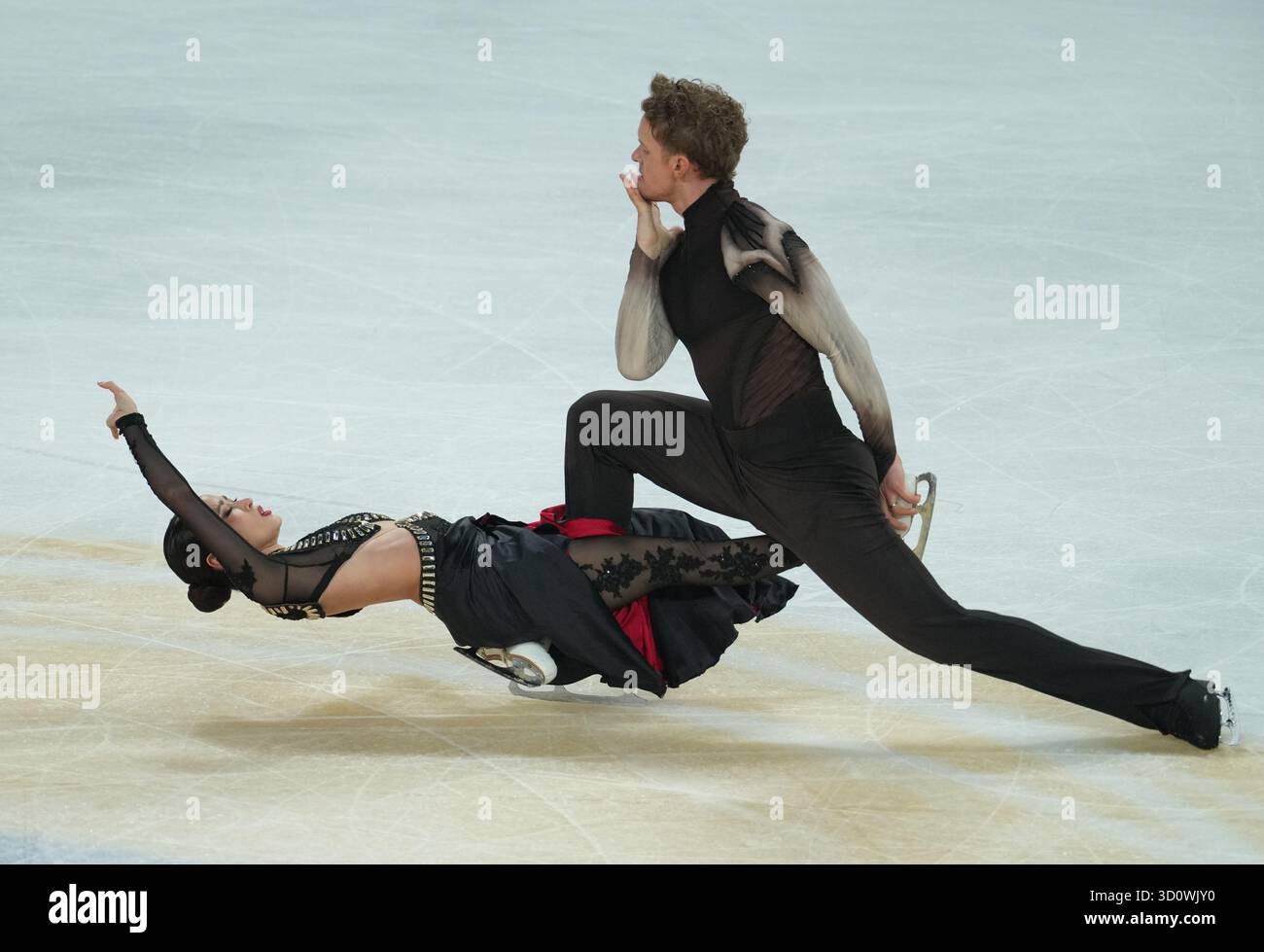 Madison CHOCK and Evan BATES of United States perform during the Ice ...