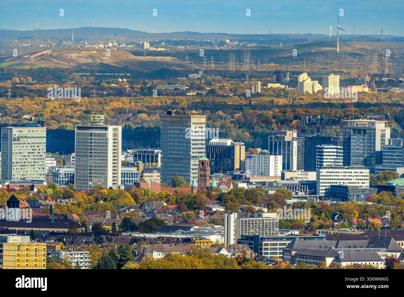 Luftbild, Skyline Essen mit herbstlichen Bäumen, blauer Himmel mit ...