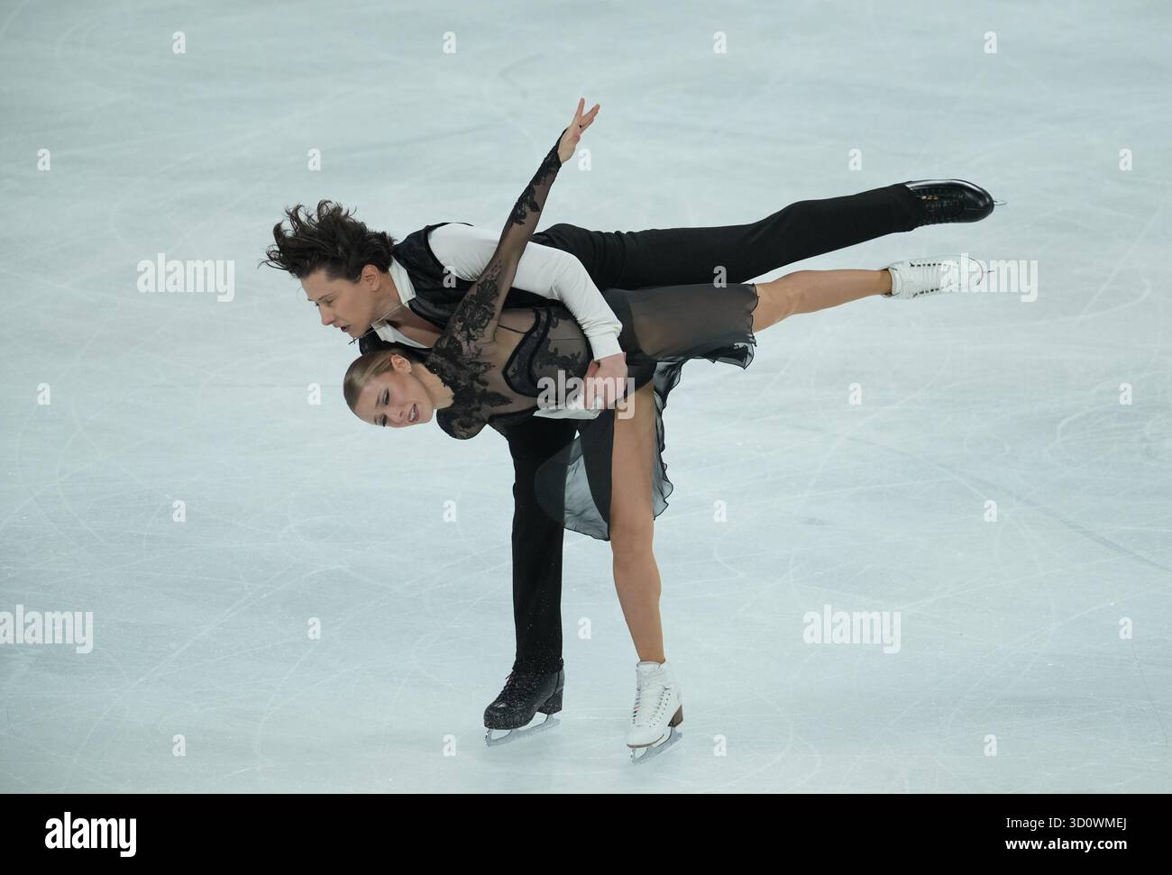 Emilea ZINGAS and Vadym KOLESNIK of United States perform during the ...