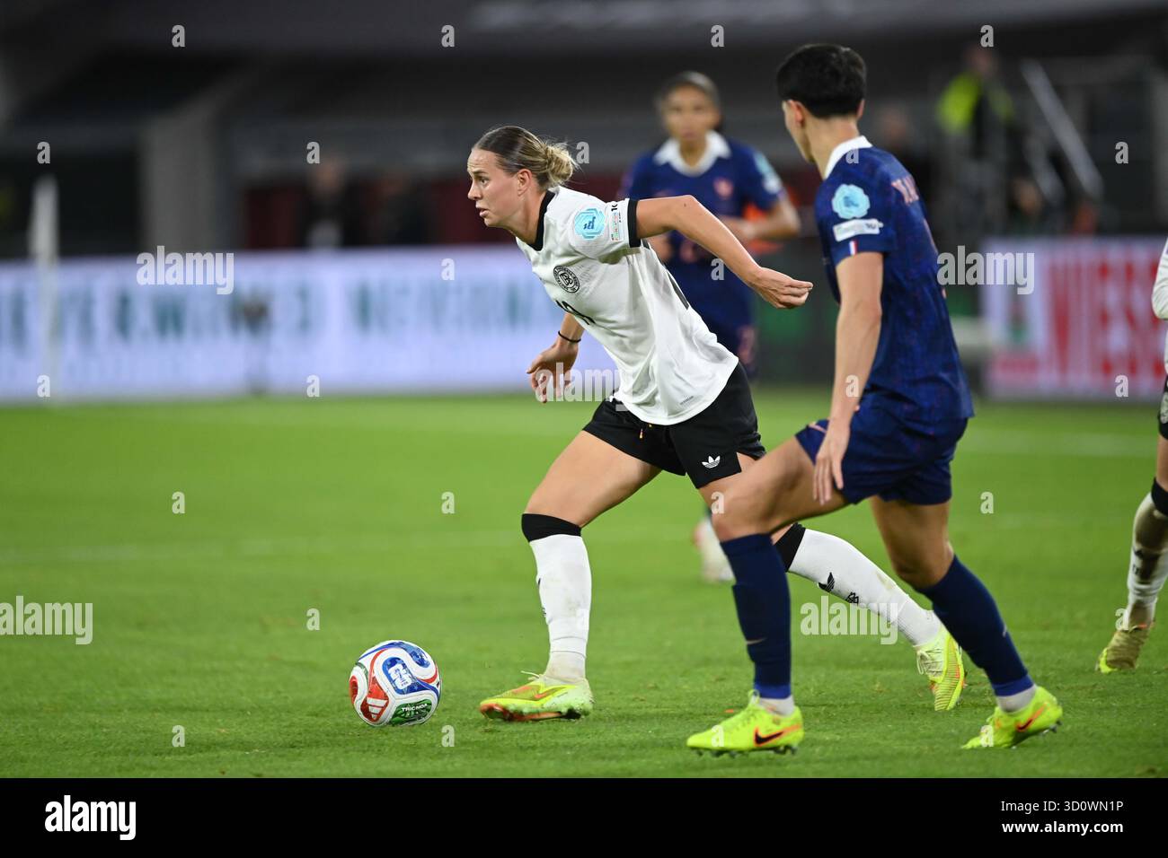 Jule BRAND (GER) versus Elisa DE ALMEIDA (FRA) action, duels, UEFA ...