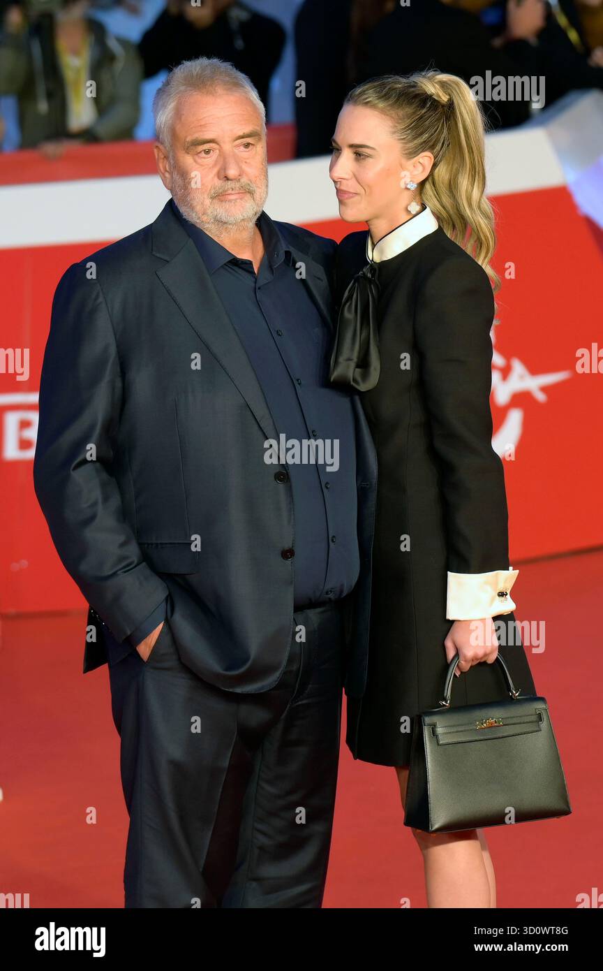 Luc Besson mit Partnerin Sarah Saldmann bei der Premiere des Kinofilms ...