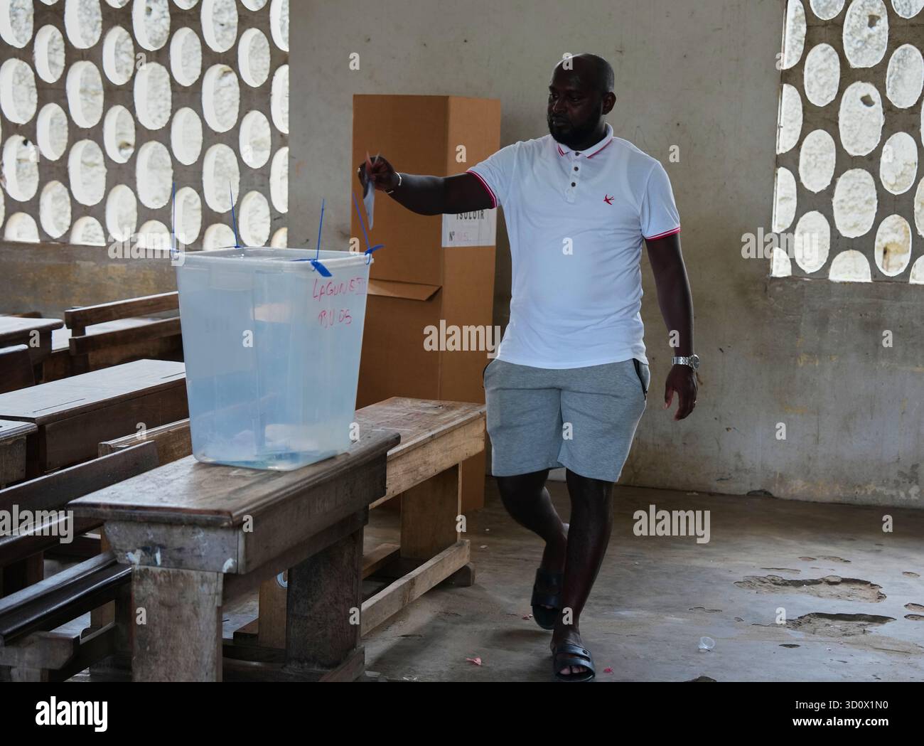 A man casts his ballot during the presidential elections in Abidjan ...