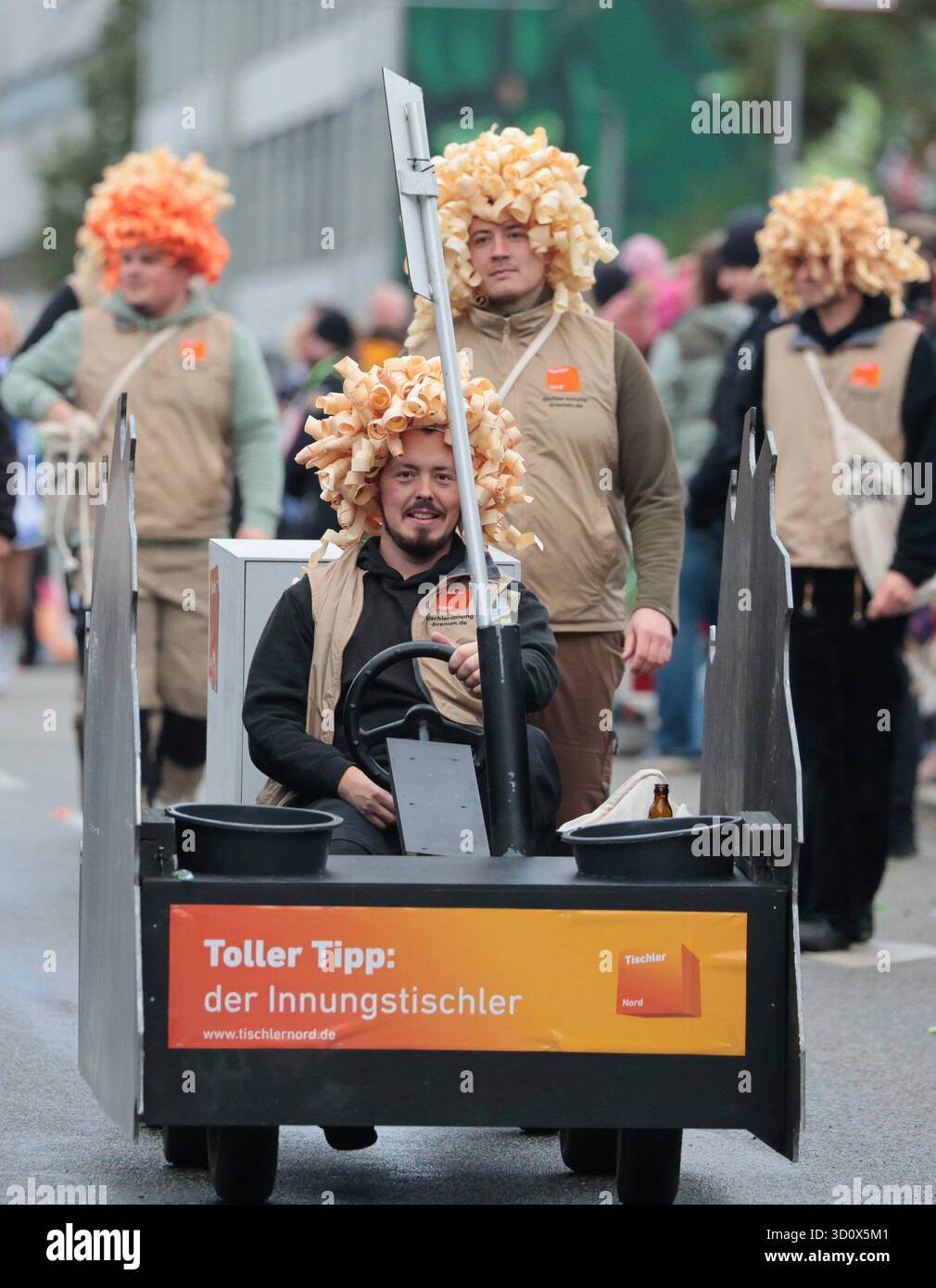 25 October 2025, Bremen: Members of the carpenters' guild parade ...