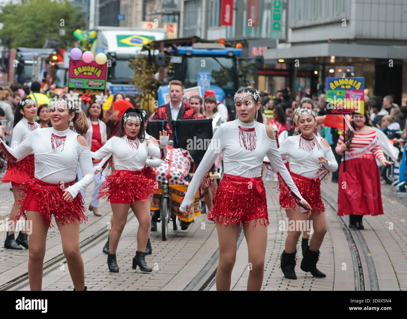 25 October 2025, Bremen: A Peruvian dance group marches through Bremen ...