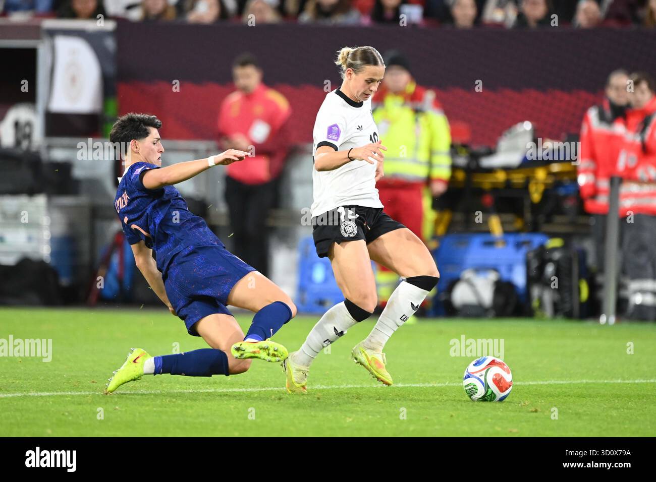 Klara BUEHL, Buhl (GER) versus Elisa DE ALMEIDA (FRA) action, duels ...