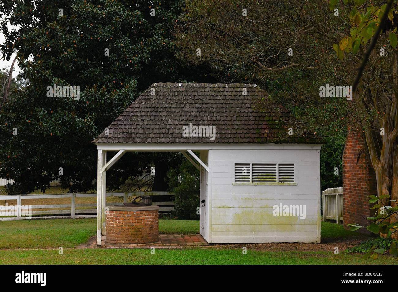 Colonial homes, gardens and outbuildings in Colonial Williamsburg ...