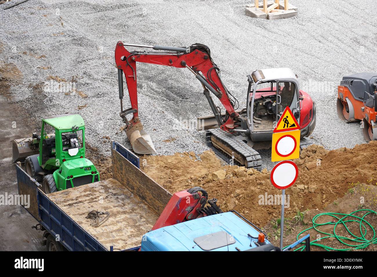 Heavy machinery workers unload soil hi-res stock photography and images ...