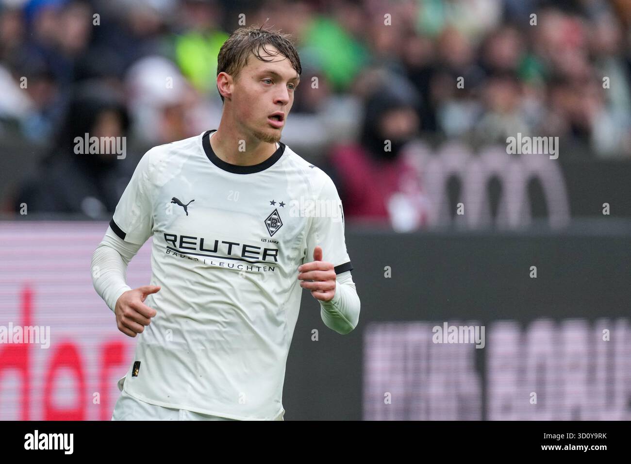 MOENCHENGLADBACH, GERMANY - OCTOBER 25: Luca Netz of Borussia ...