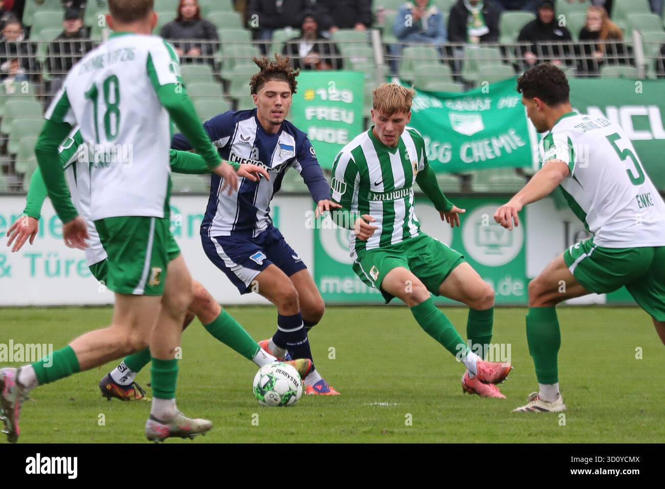 Selim Telib (47, Hertha BSC II) mitten im Geschehen. Fu?ball ...