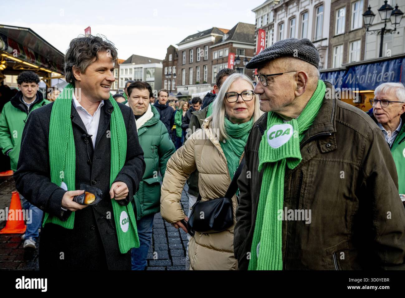 'S-HERTOGENBOSCH – CDA party leader Henri Bontenbal is handing out ...
