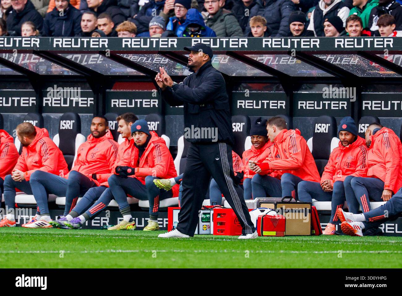 head coach Vincent Kompany of FC Bayern München gestures during the ...