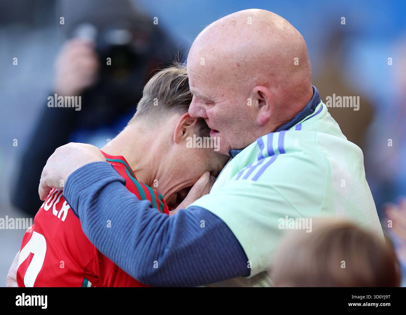 Jess Fishlock reacts with her dad, Kevyn, after playing her final ...