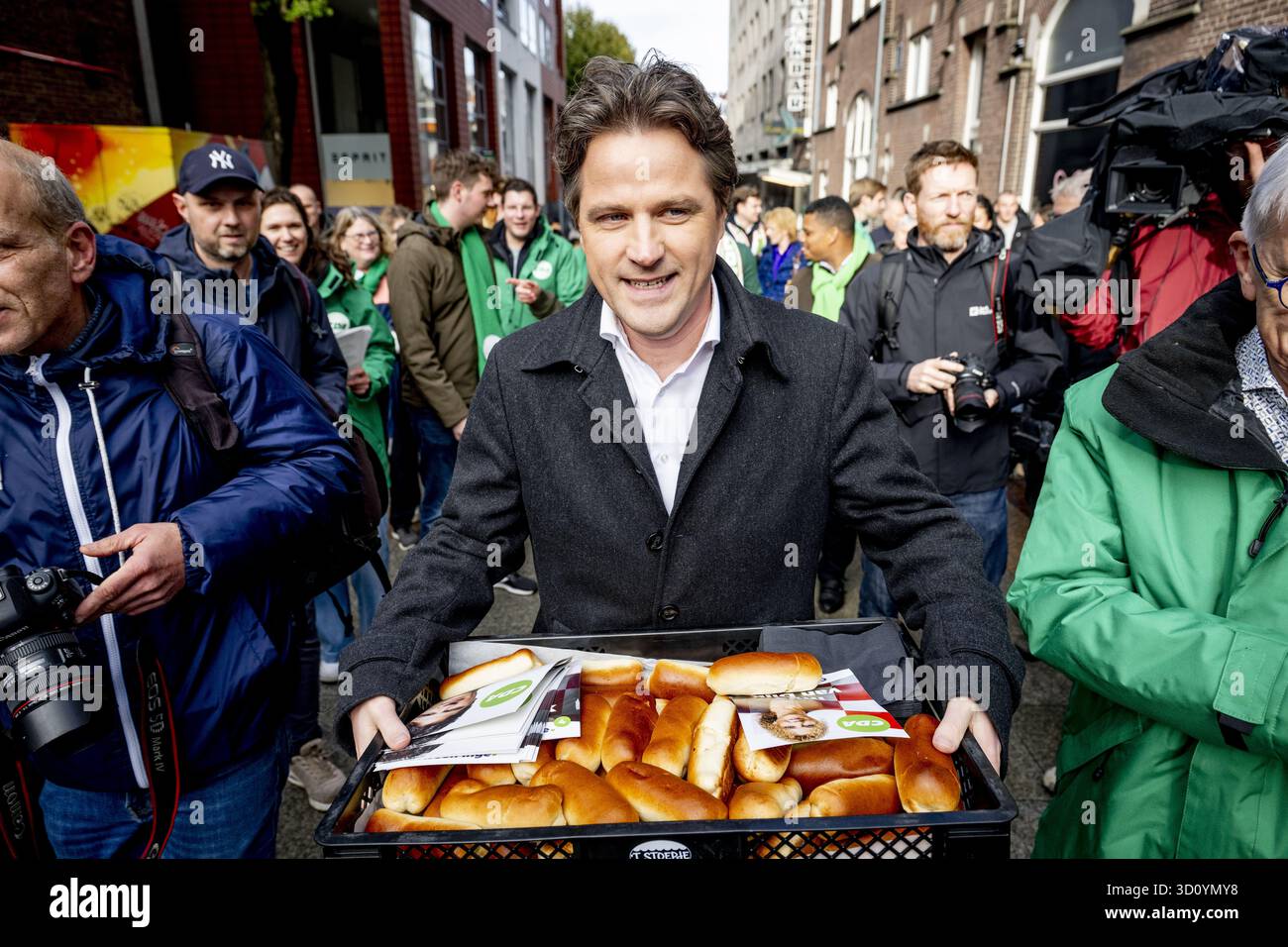 'S-HERTOGENBOSCH – CDA party leader Henri Bontenbal is handing out ...
