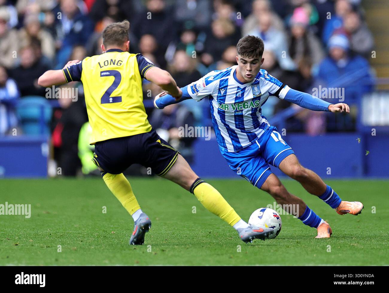 Sheffield Wednesday's Harry Amass (right) and Oxford United's Sam Long ...