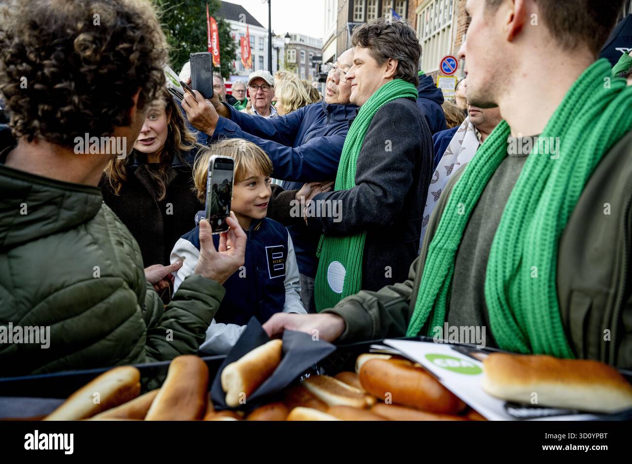 'S-HERTOGENBOSCH – CDA party leader Henri Bontenbal is handing out ...