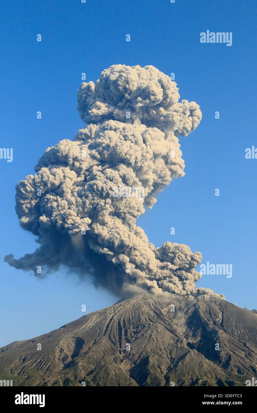 Eruption of the japanese volcano Sakurajima Stock Photo - Alamy