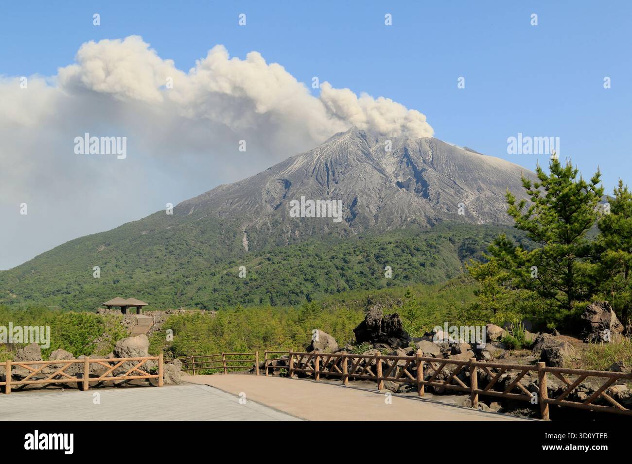 Eruption of the japanese volcano Sakurajima Stock Photo - Alamy