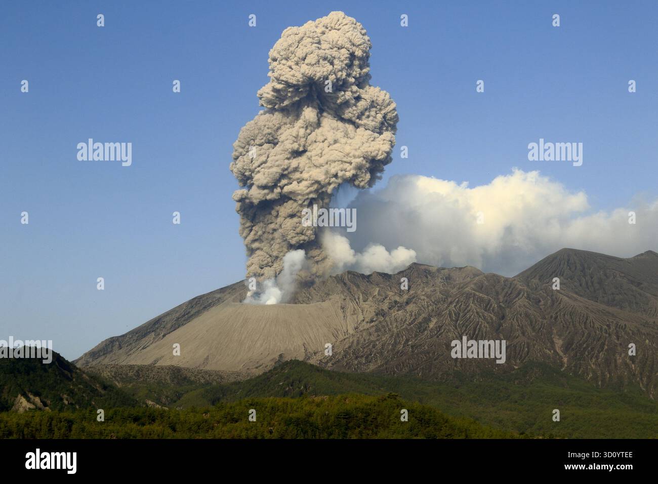 Eruption of the japanese volcano Sakurajima Stock Photo - Alamy