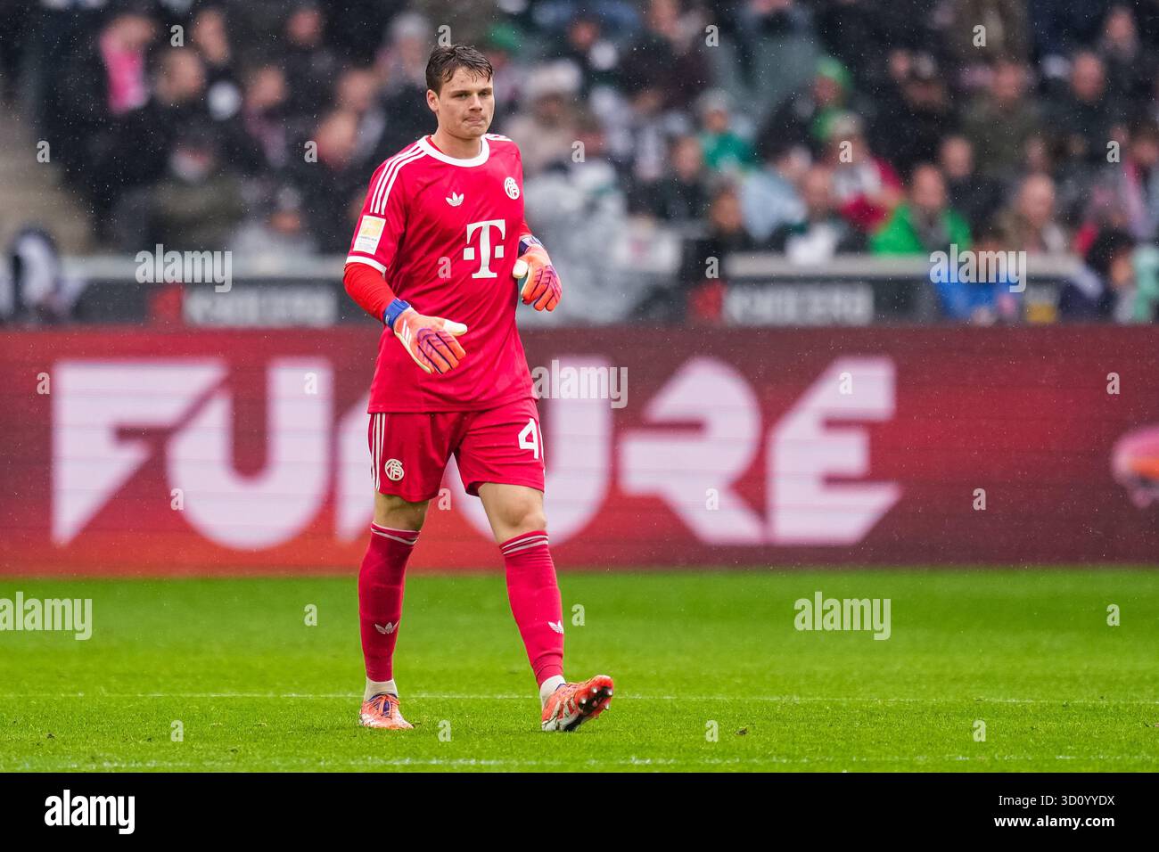 MOENCHENGLADBACH, GERMANY - OCTOBER 25: Bayern Munchen goalkeeper Jonas ...