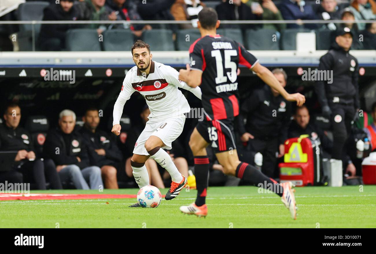 from left: Danel Sinani (St. Pauli), Ellyes Skhiri Frankfurt, October ...