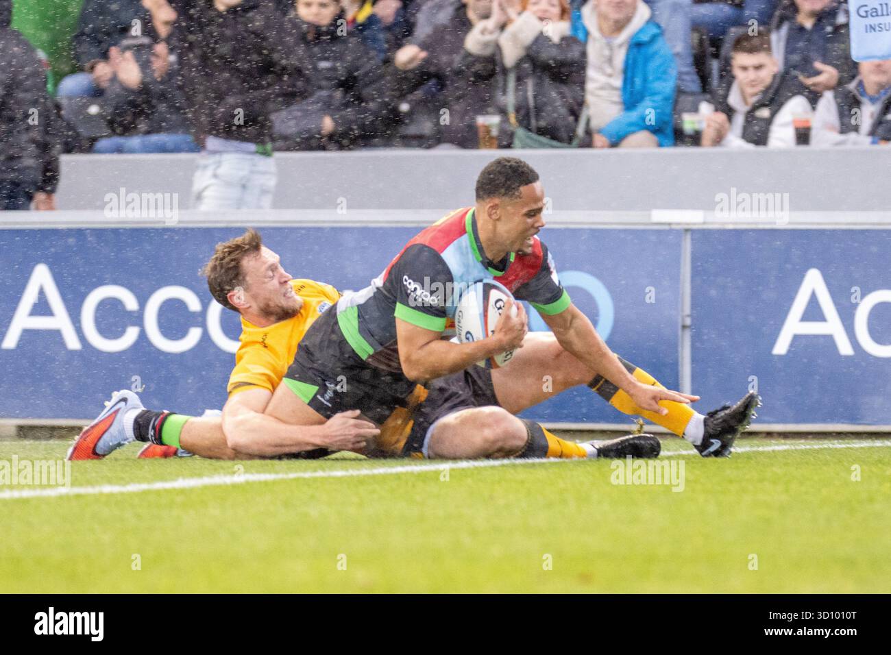 Cassius Cleaves (23 Harlequins) scores a try in the corner during the ...