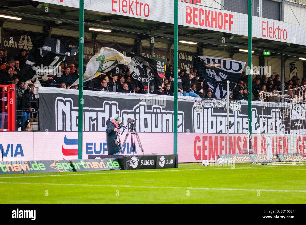 Die Fans des SC Verl feiern dem Sieg entgegen GER, SC Verl vs. SSV Ulm ...