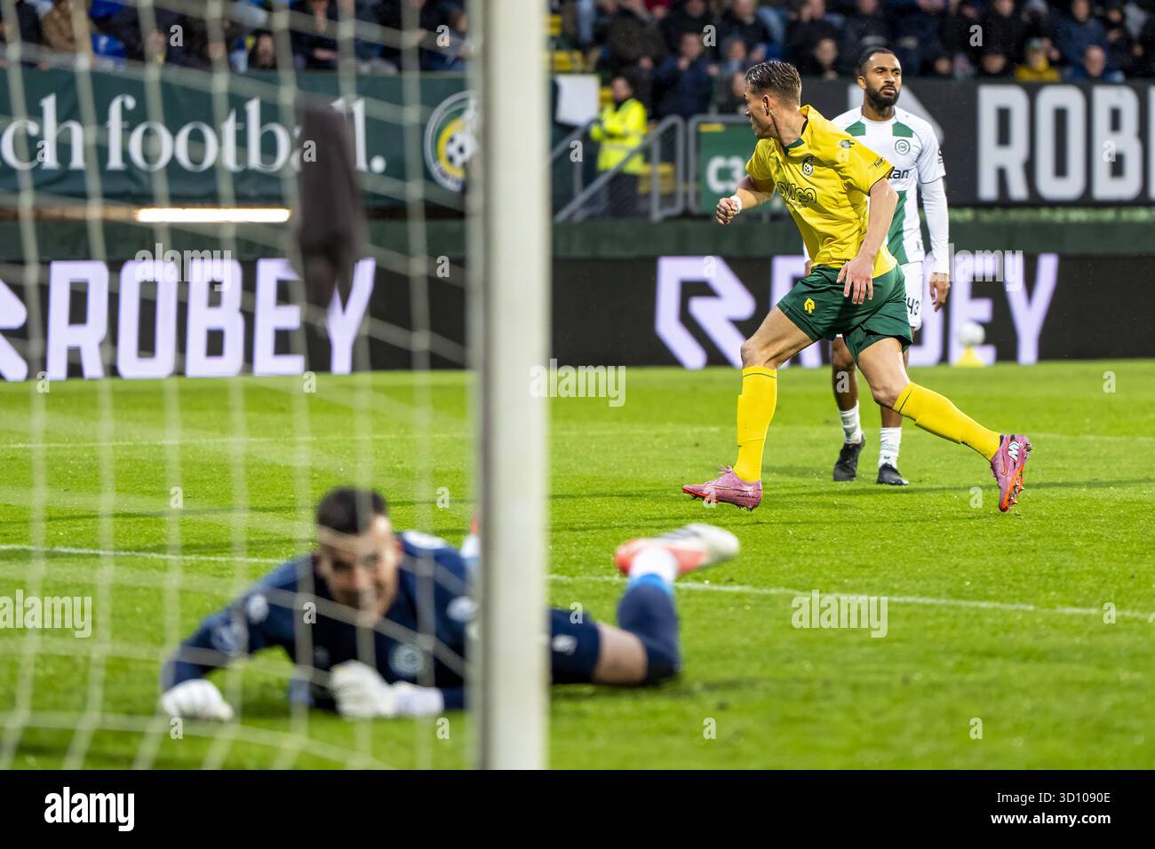 SITTARD - (l-r) Paul Gladon of Fortuna scores the 1-2 during the Dutch ...