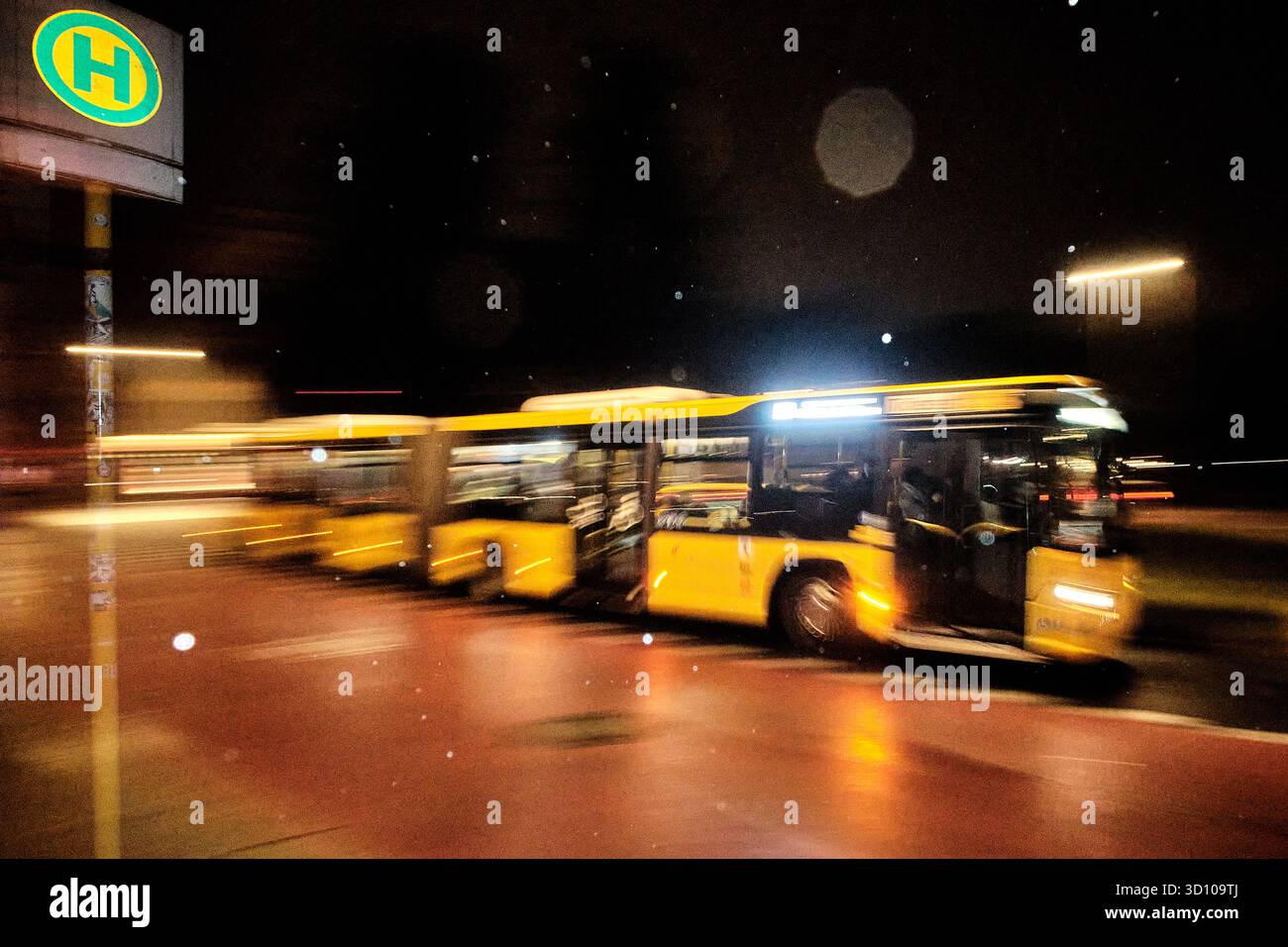 30 May 2025, Berlin: An articulated bus on the M29 line drives past the ...