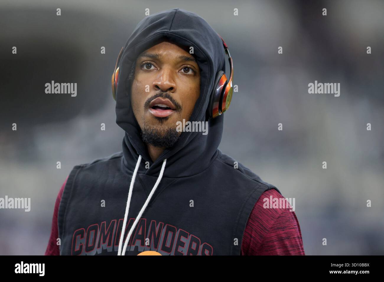 Washington Commanders quarterback Jayden Daniels (5) warms up before an ...