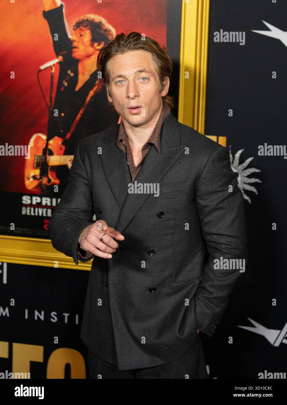 Jeremy Allen White arrives on the red carpet of Springsteen during the ...