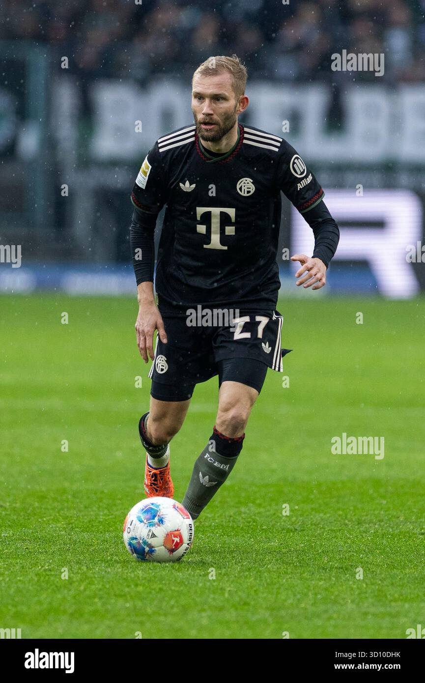 MOENCHENGLADBACH, GERMANY - OCTOBER 25: Konrad Laimer (FC Bayern ...