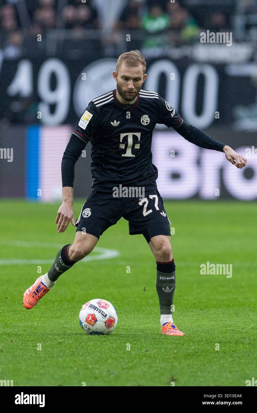 MOENCHENGLADBACH, GERMANY - OCTOBER 25: Konrad Laimer (FC Bayern ...