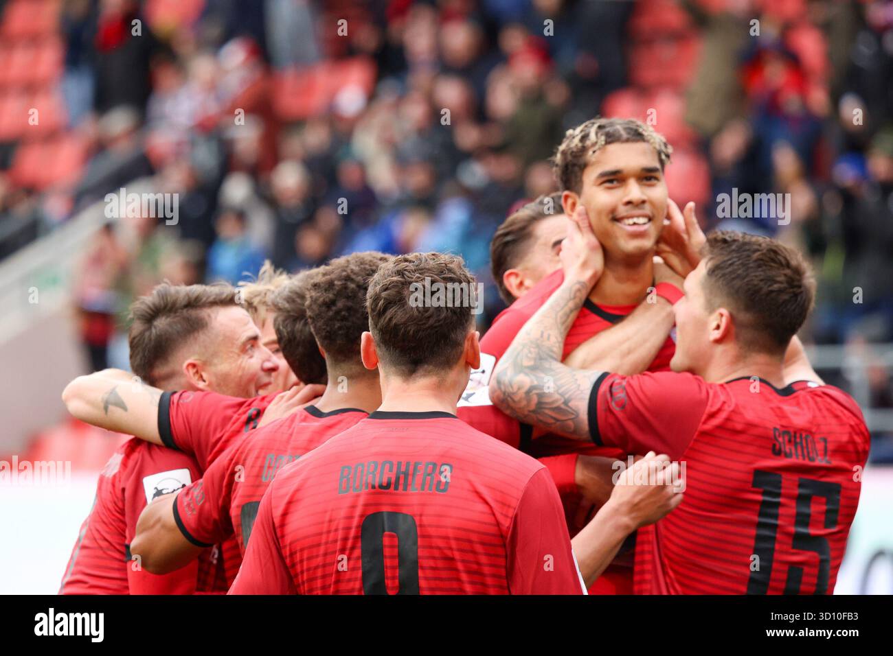 Die Schanzer freuen sich mit dem Torschuetzen Yann Sturm (FC Ingolstadt 04, Nr.7) mit Linus ...
