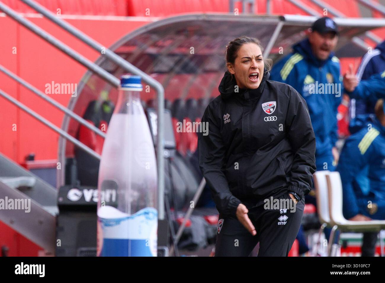 Trainerin Sabrina Wittmann (FC Ingolstadt 04) extrem emotional an der ...