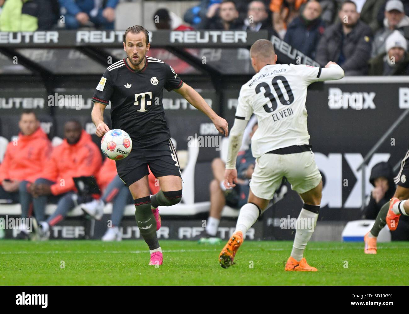 from left: Harry Kane (Bayern), Nico Elvedi Borussia Monchengladbach ...