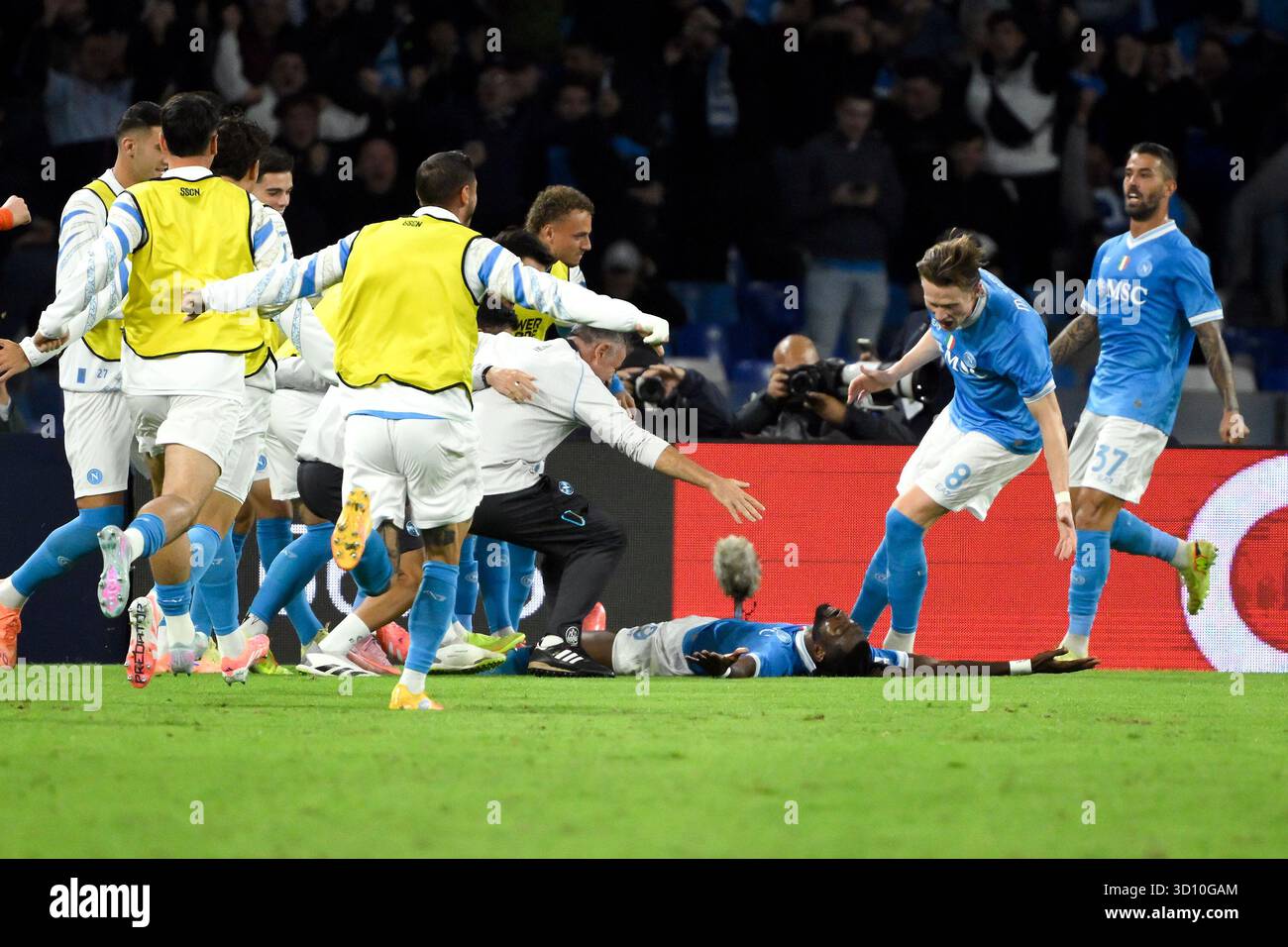 Frank Anguissa of SSC Napoli celebrates with team mates after scoring ...