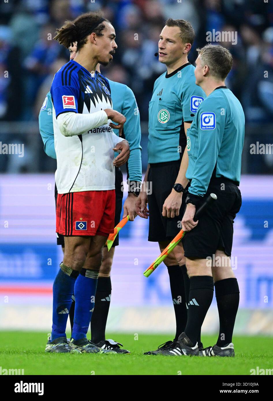 from left Yussuf Poulsen (HSV Hamburg), referee Martin Petersen Hamburg ...
