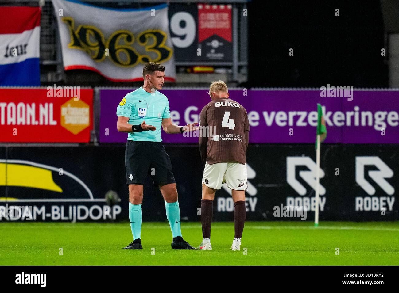 Rotterdam - Referee Joey Kooij during the tenth round of the 2025/2026 ...