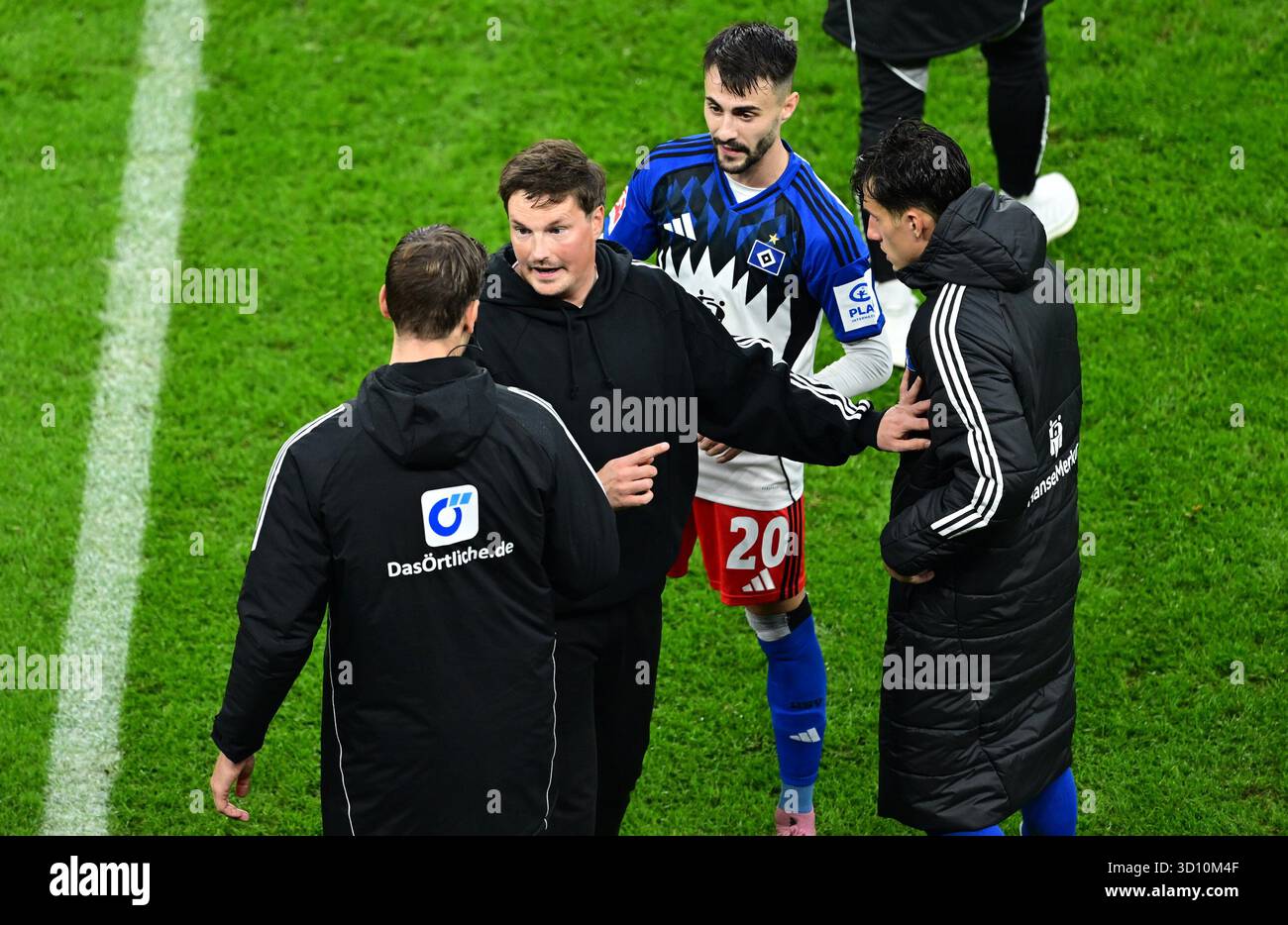 From left: Fourth official Max Burda, coach Merlin Polzin (HSV Hamburg ...