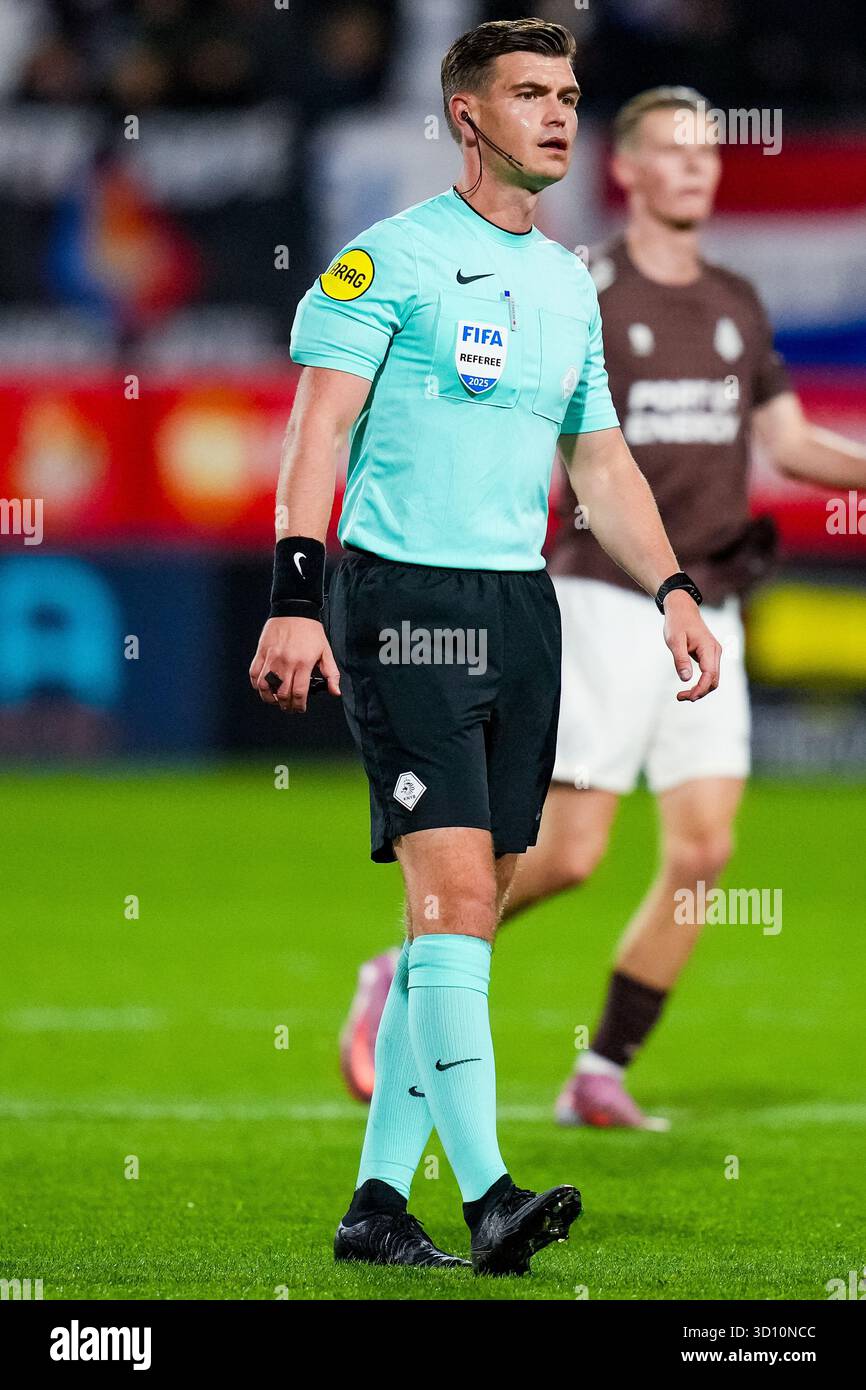 Rotterdam - Referee Joey Kooij during the tenth round of the 2025/2026 ...