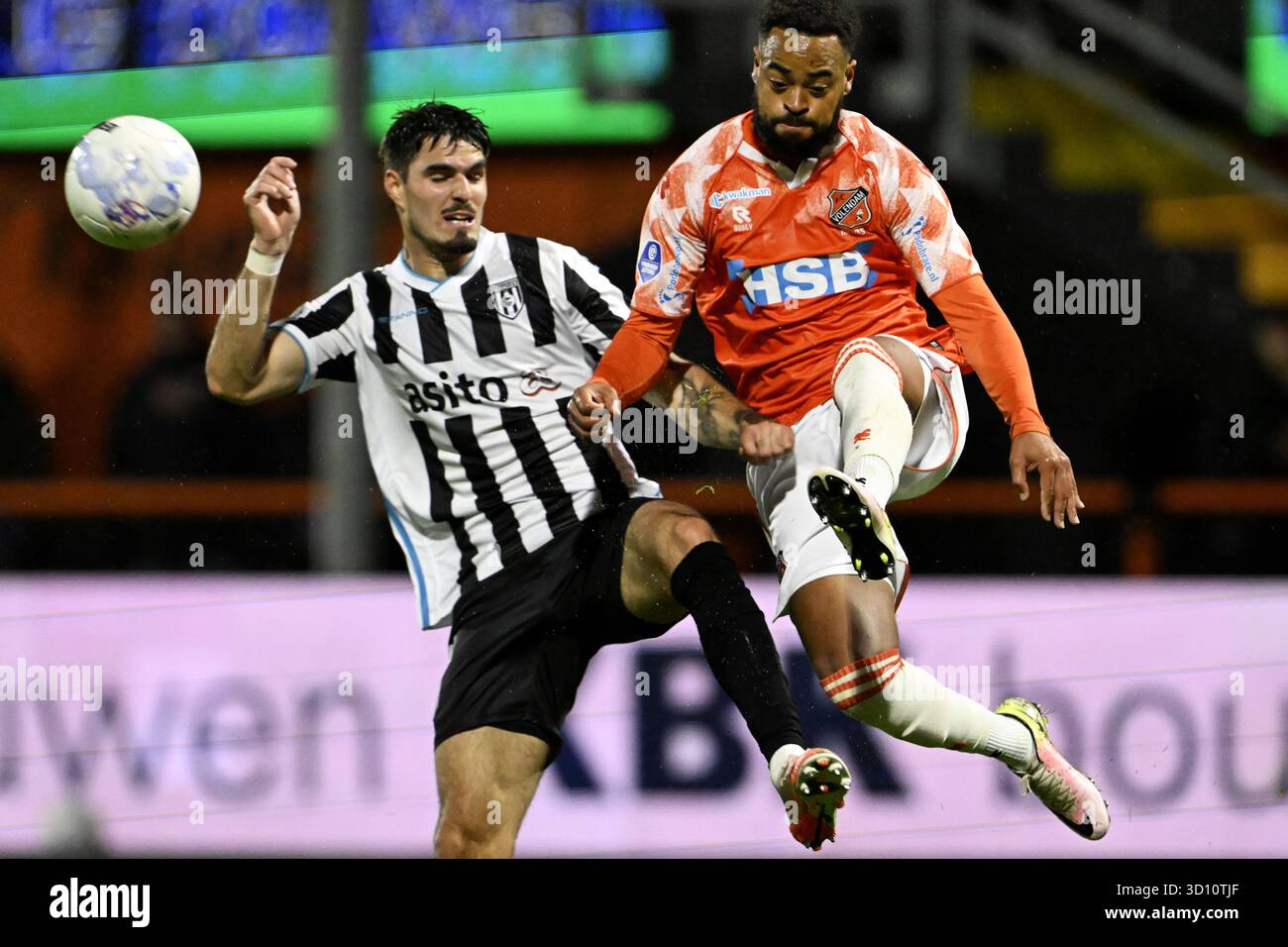 VOLENDAM - Brandley Kuwas of FC Volendam and Ivan Mesik of Heracles ...