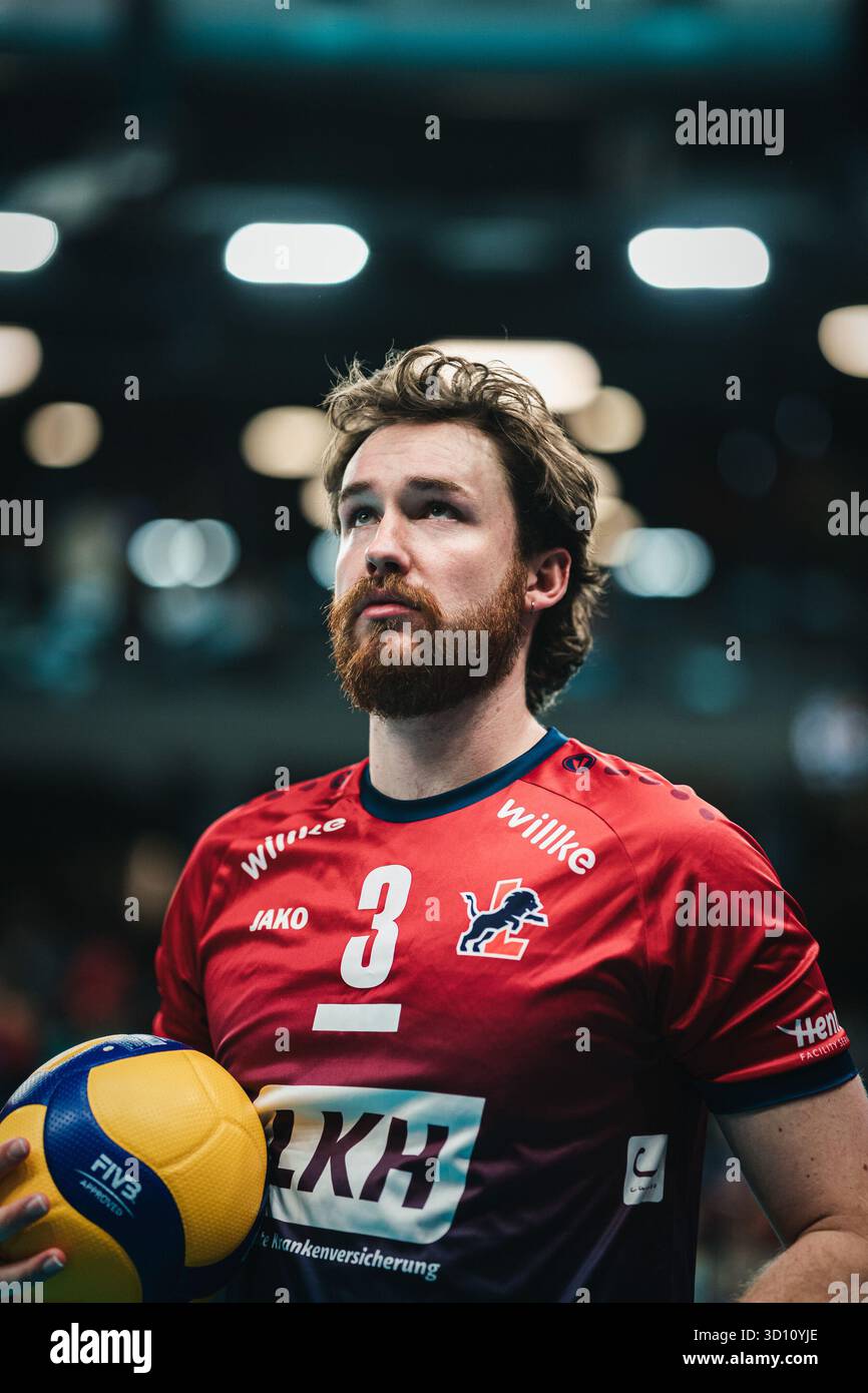 Jesse Elser (SVG L?neburg, 3) vor dem Spiel im Potrait, Einzelbild ...