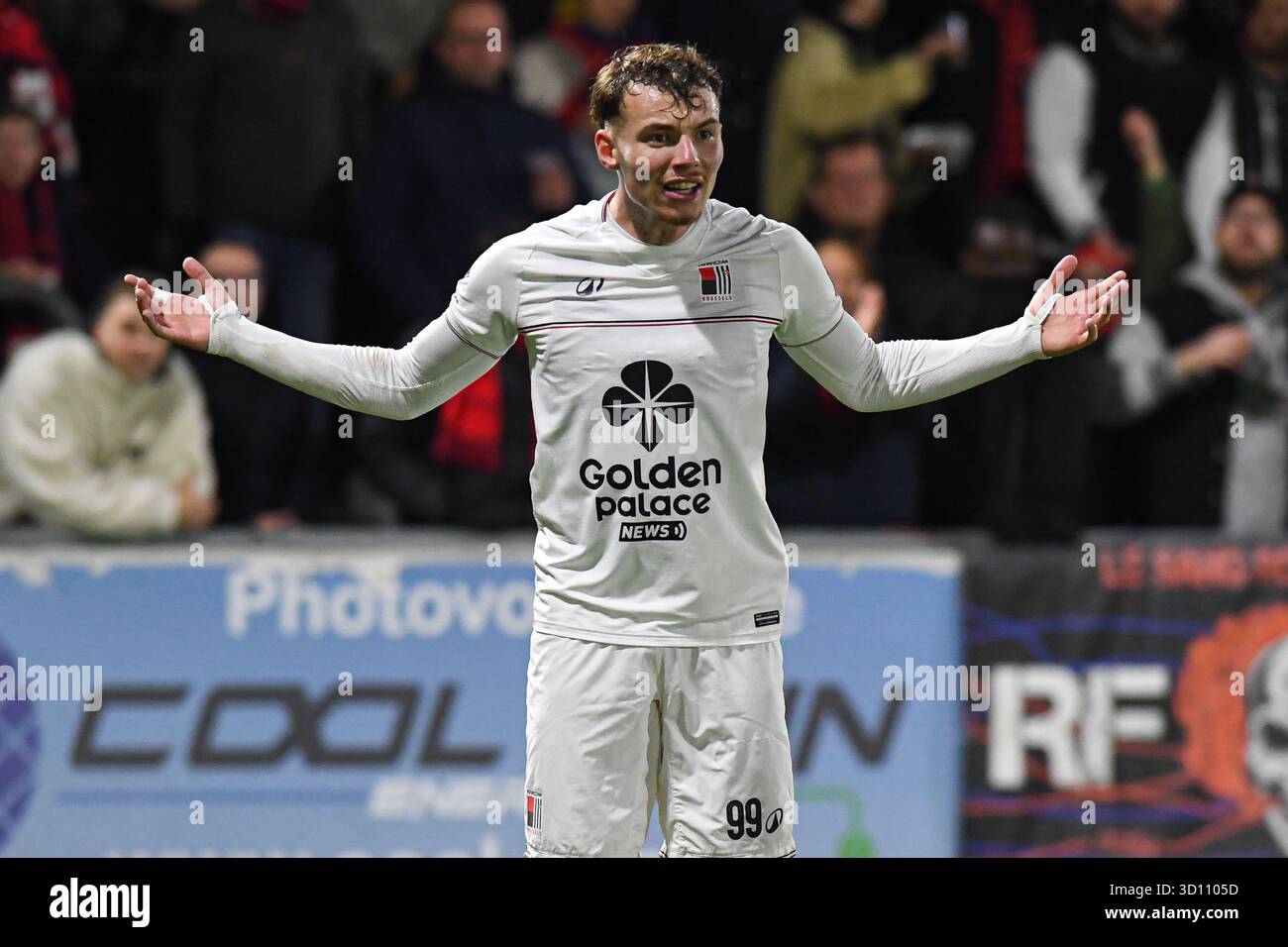 Rwdm's Tibo Persyn looks dejected during a soccer game between RFC ...