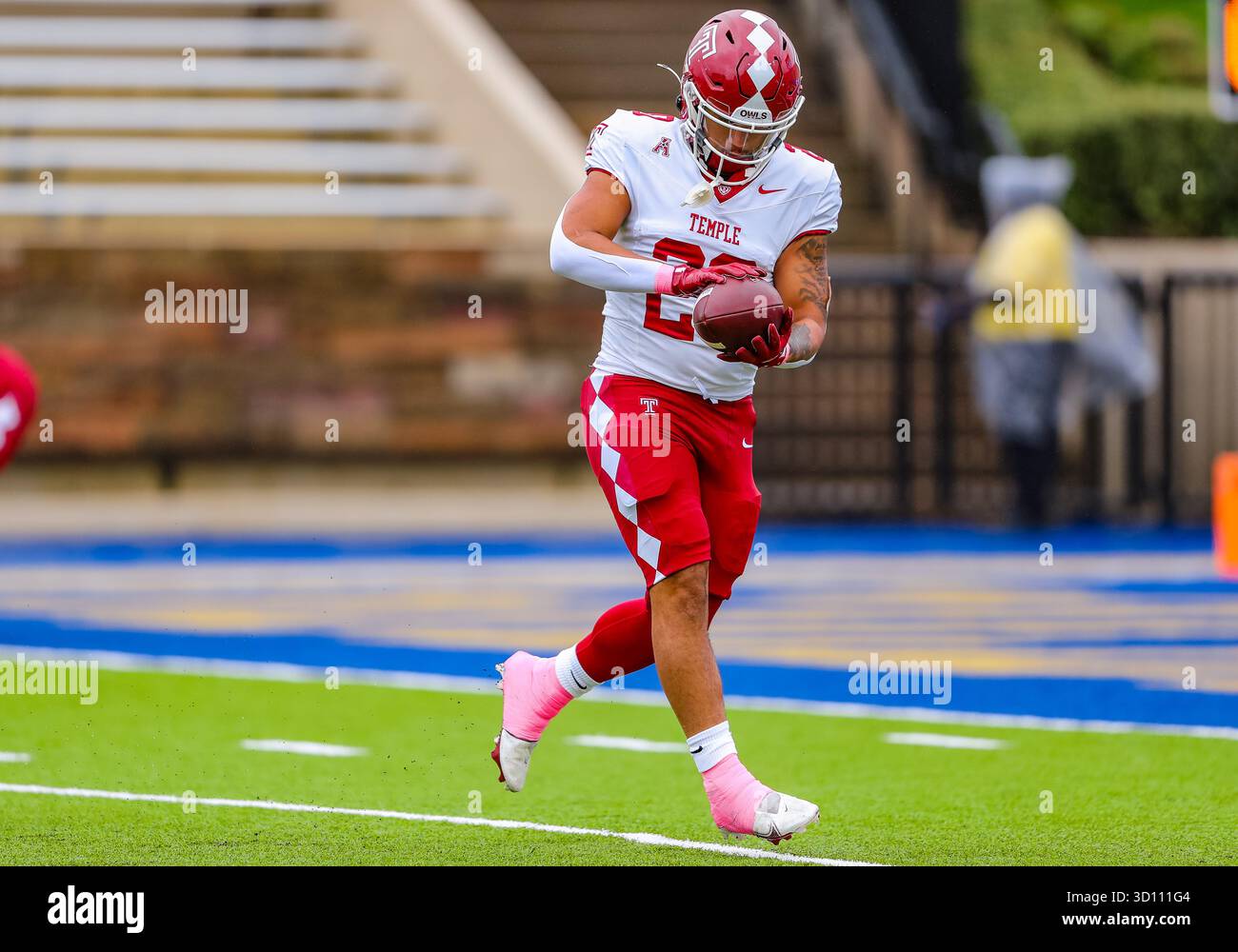 October 25, 2025:.Temple Owls running back Jay Ducker (20) catches a ...