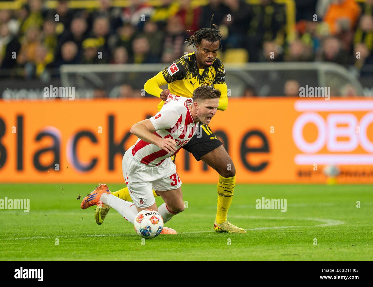 Zweikampf zwischen: Carney Chibueze CHUKWUEMEKA (Borussia Dortmund, 17 ...